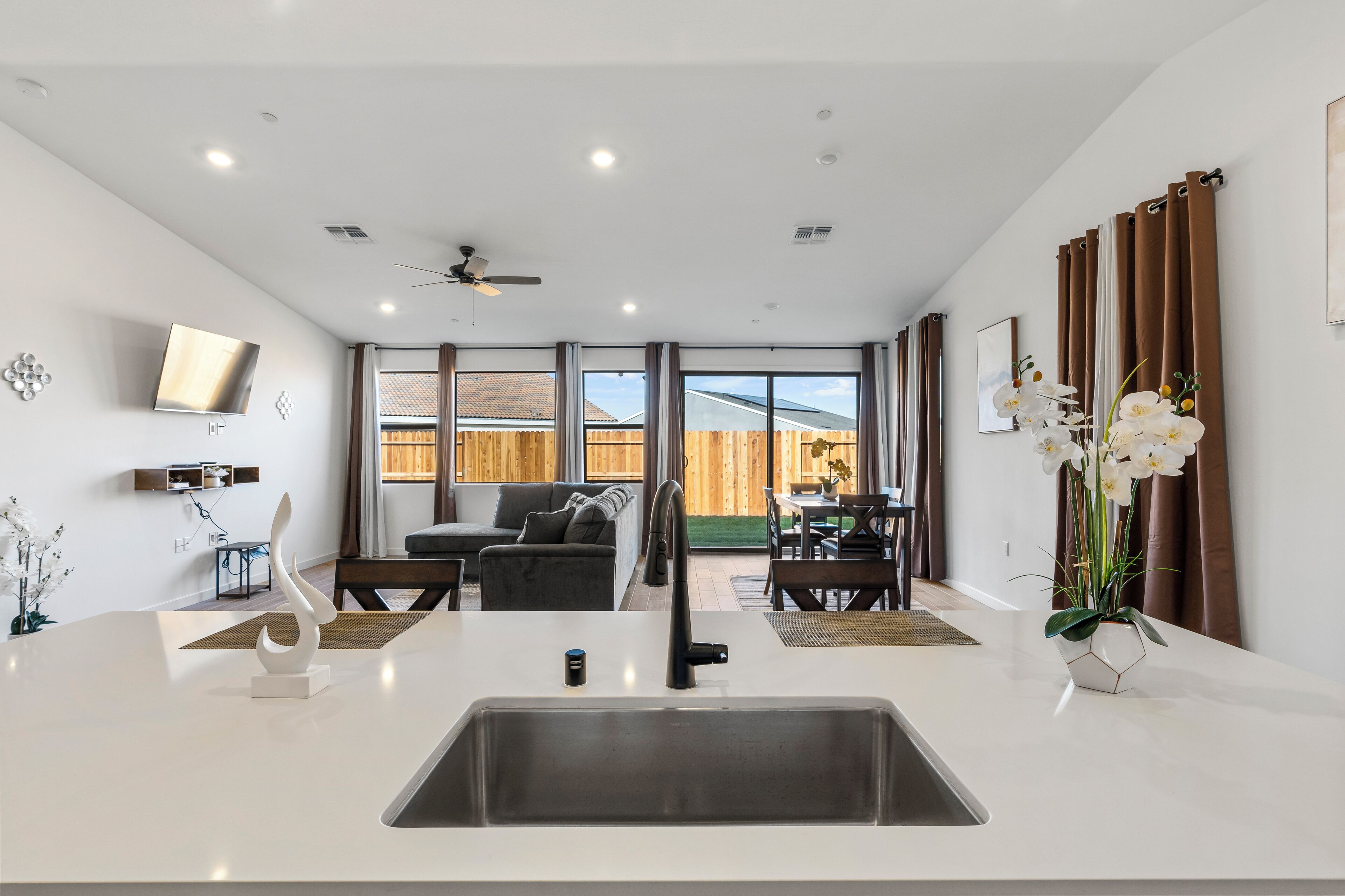 Stylish & Modern Bakersfield Retreat Near Downtown - Bakersfield, CA