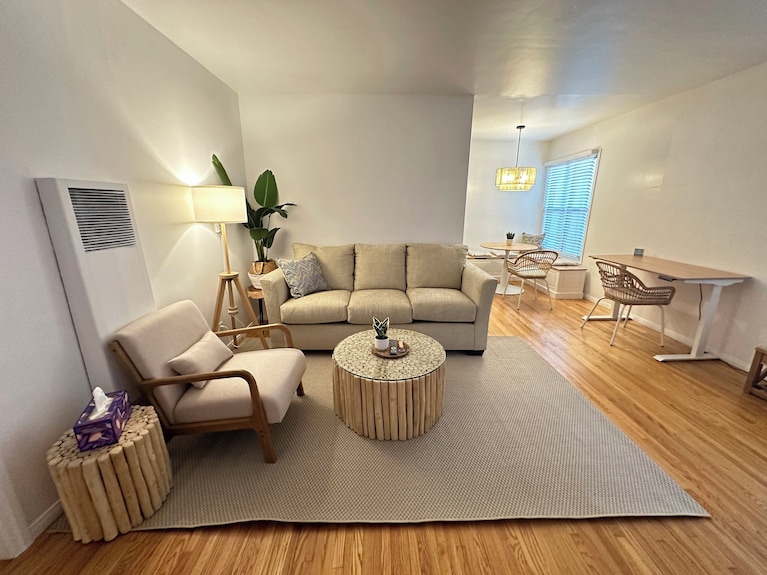 Quiet Beach Condo With Ac, Parking & Laundry, 10min Walk To Beach. Superb Wifi. - Long Beach, CA