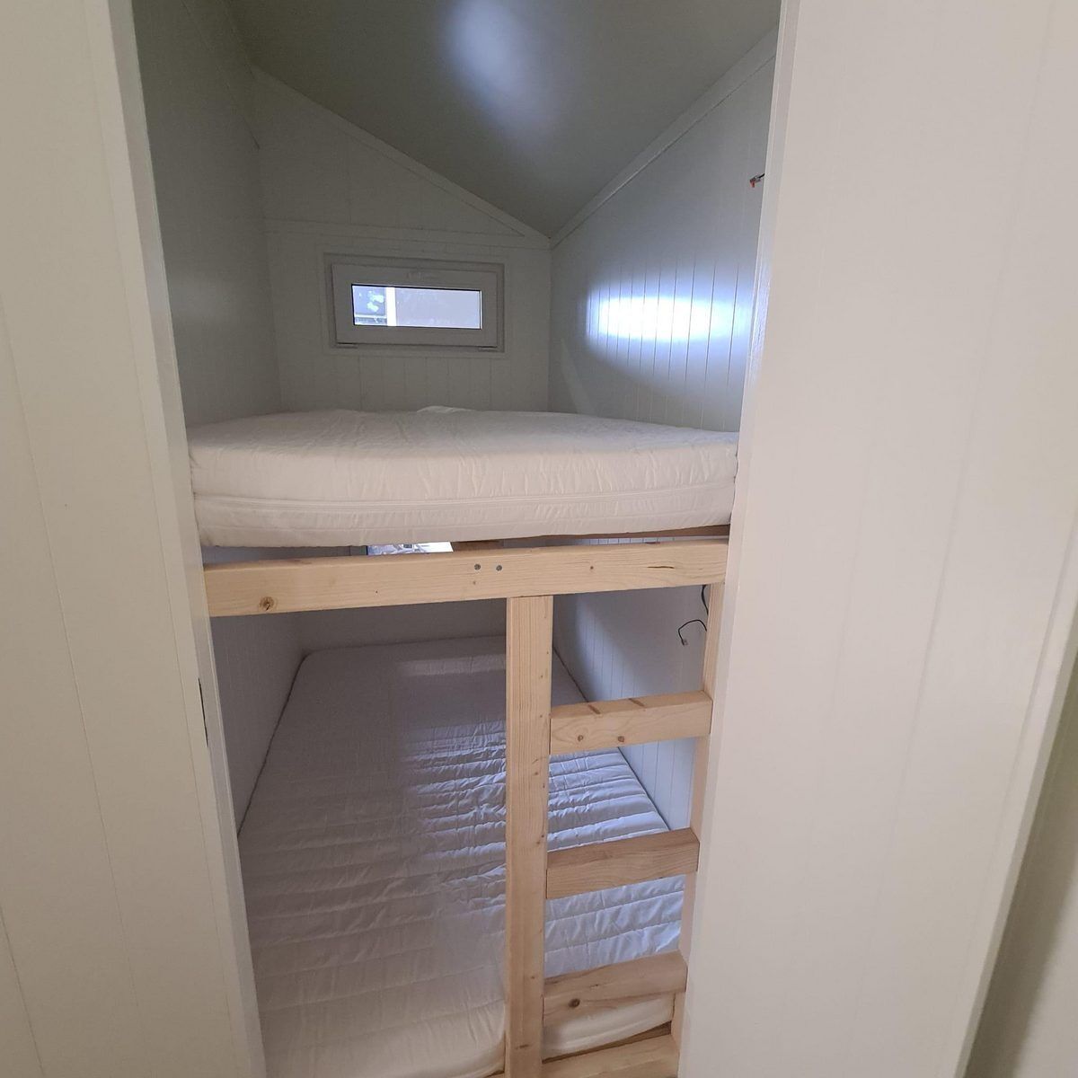 Rent Your Own Unique Houseboat For 4 People On The Water. - Velp