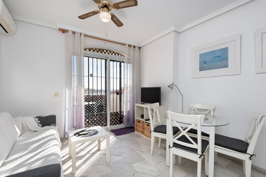 Sunny 2 Bed Apartment In A Complex With Pools Close To Village Centre And Beach. - Nerja