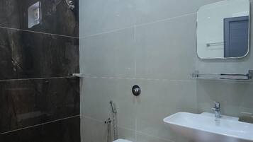 Quarto Deluxe | Casa de banho | Um polibã, um chuveiro fixo, toalhas fornecidas, sabão