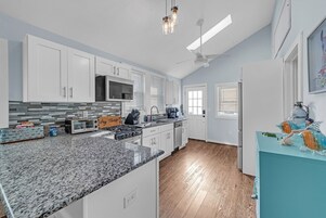 Casa, 3 quartos | Cozinha privada | Um frigorífico, um forno, uma cafeteira/bule, uma torradeira