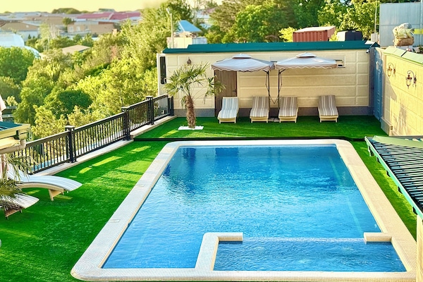 Piscina interior, piscina exterior sazonal, guarda-sóis