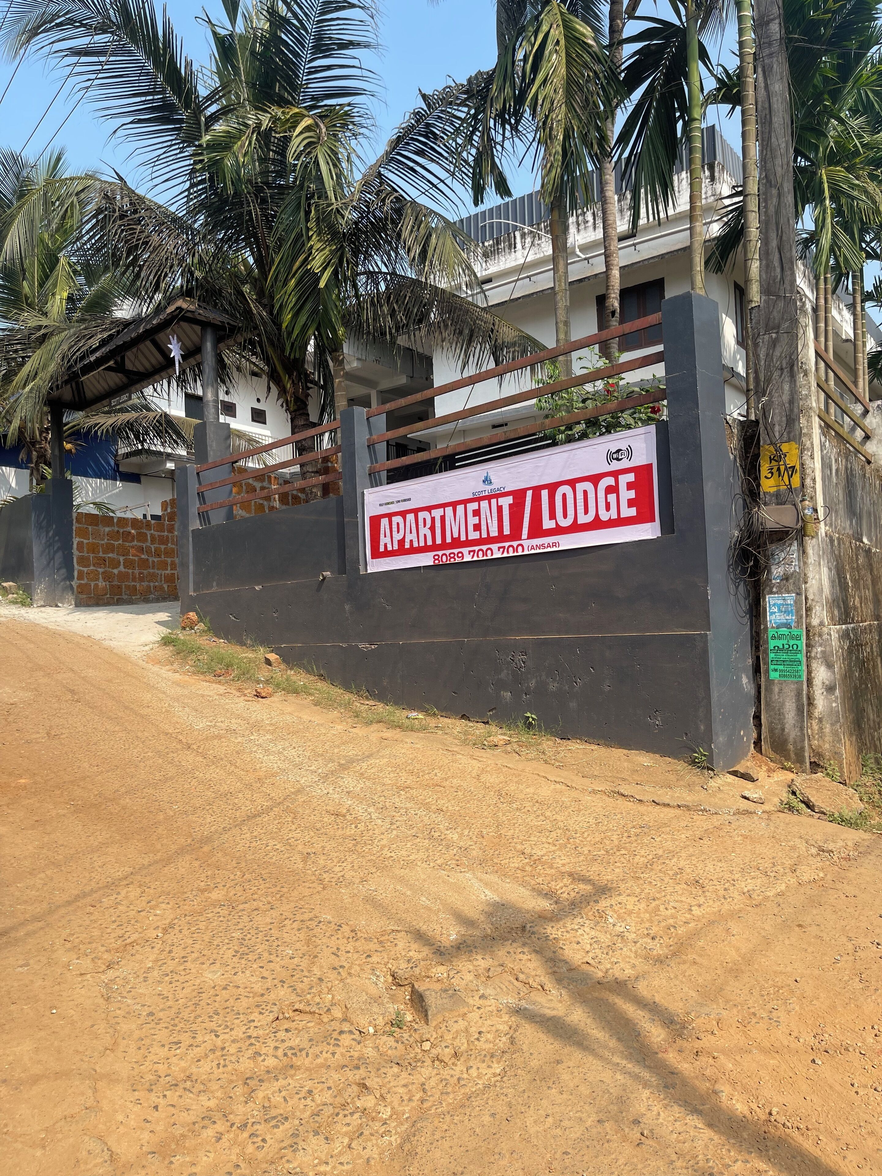 Placa para um apartamento ou pousada, com número de contato.