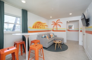 Suite Deluxe, 2 quartos | Sala de estar | Televisor de 42 polegadas com canais por cabo 
