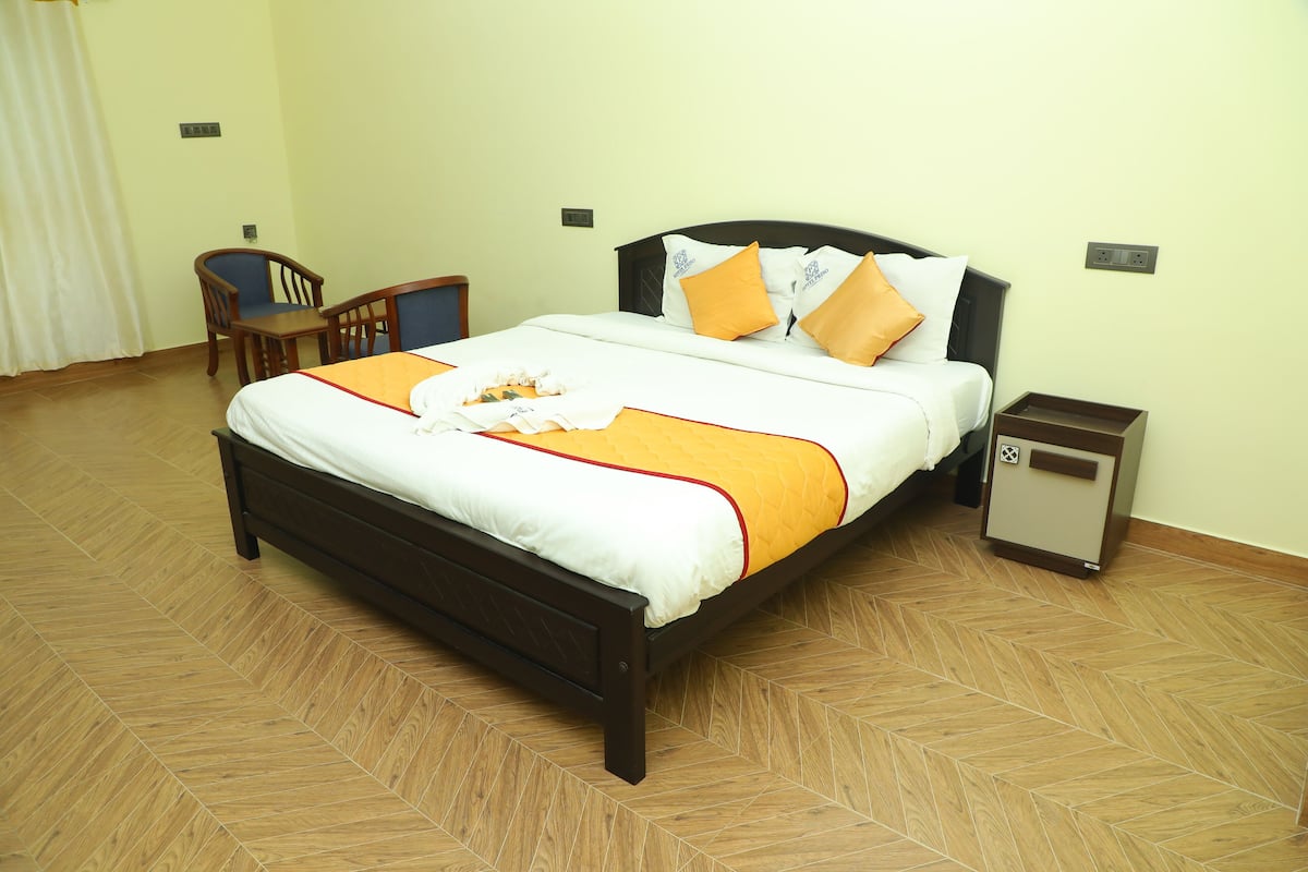 Quarto superluxo, 1 cama King | Roupas de cama premium, escrivaninha, espaço de trabalho para notebook