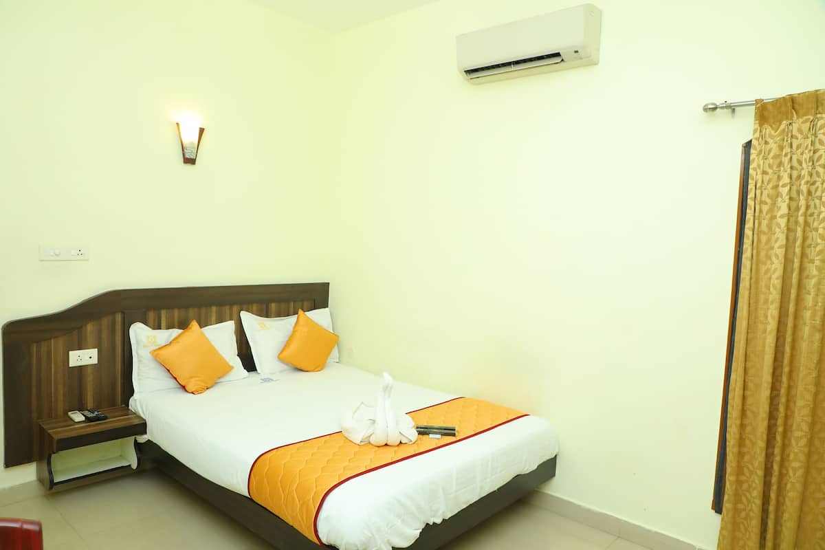 Quarto casal executivo | Roupas de cama premium, escrivaninha, espaço de trabalho para notebook