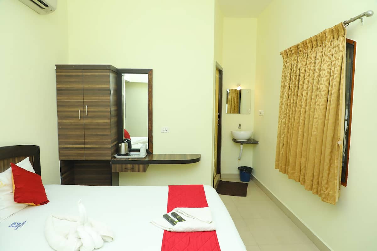 Quarto casal luxo | Roupas de cama premium, escrivaninha, espaço de trabalho para notebook