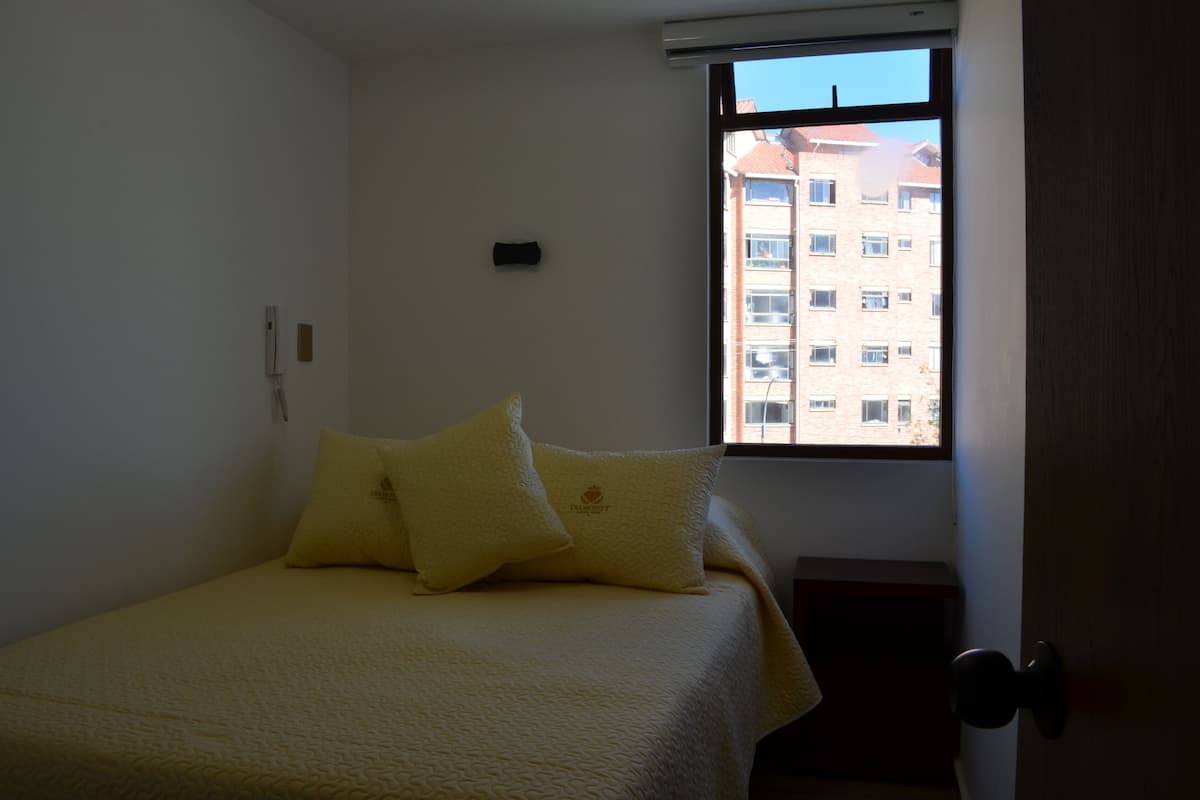 Quarto Básico | Secretária, Wi-fi grátis