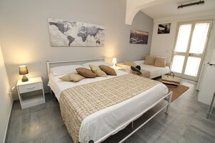 Quarto triplo básico, varanda | Wi-Fi de cortesia