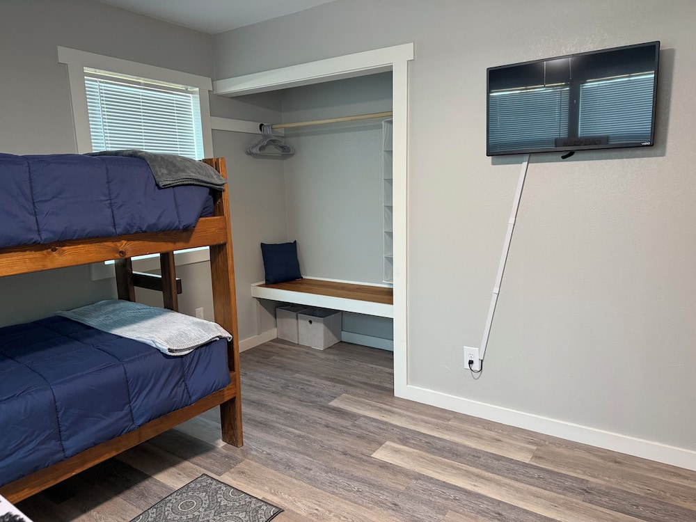 Fobb Getaway 3-BR house with WiFi, AC in Kingston area close to Lake ...