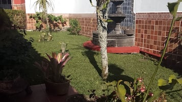 Quarto casal conforto, vista para o jardim | Terraço/pátio