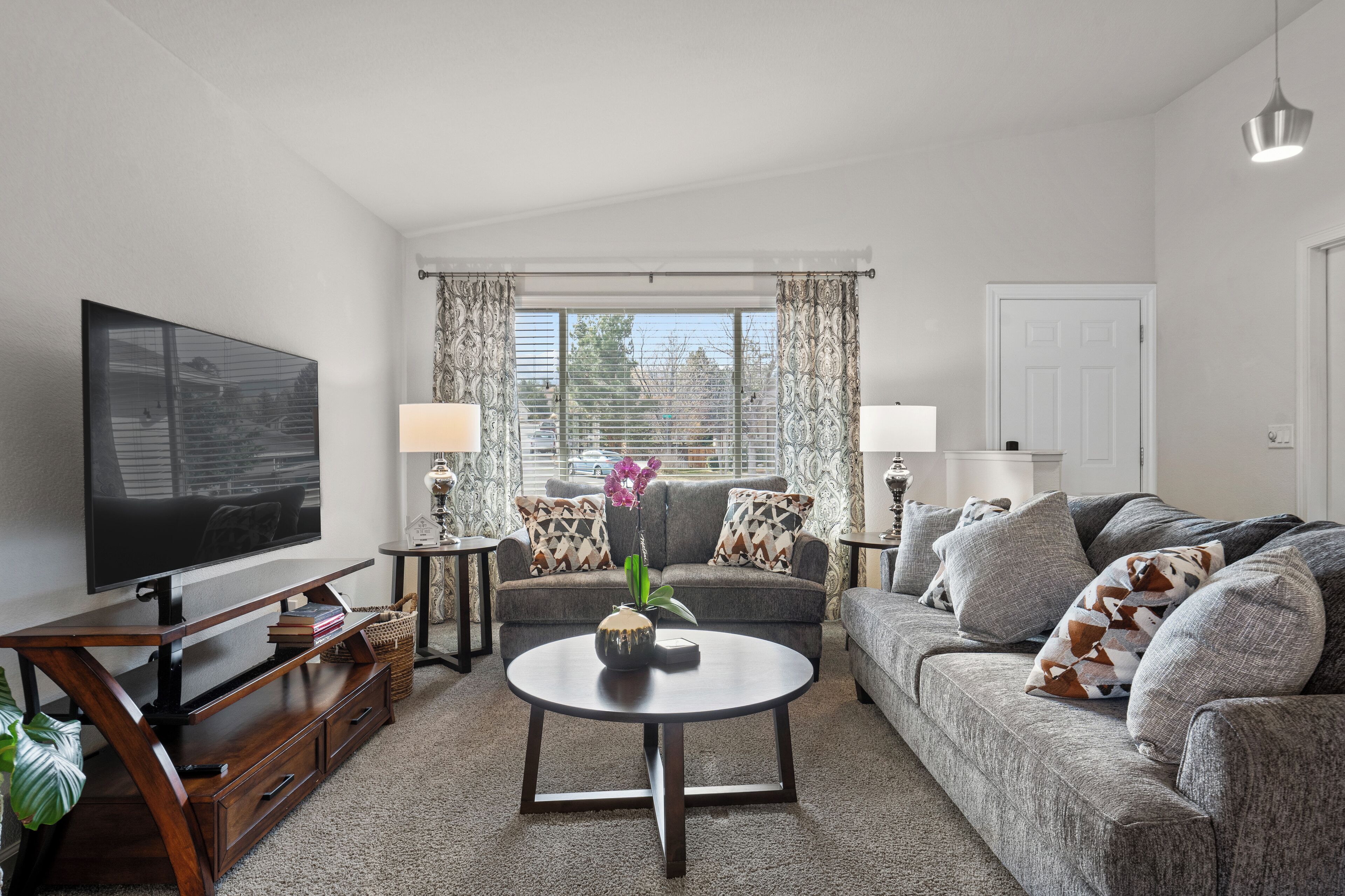 Spacious 5-bedroom House Steps Away From Mt. Rose & Lake Tahoe In Charming Reno! - Reno, NV