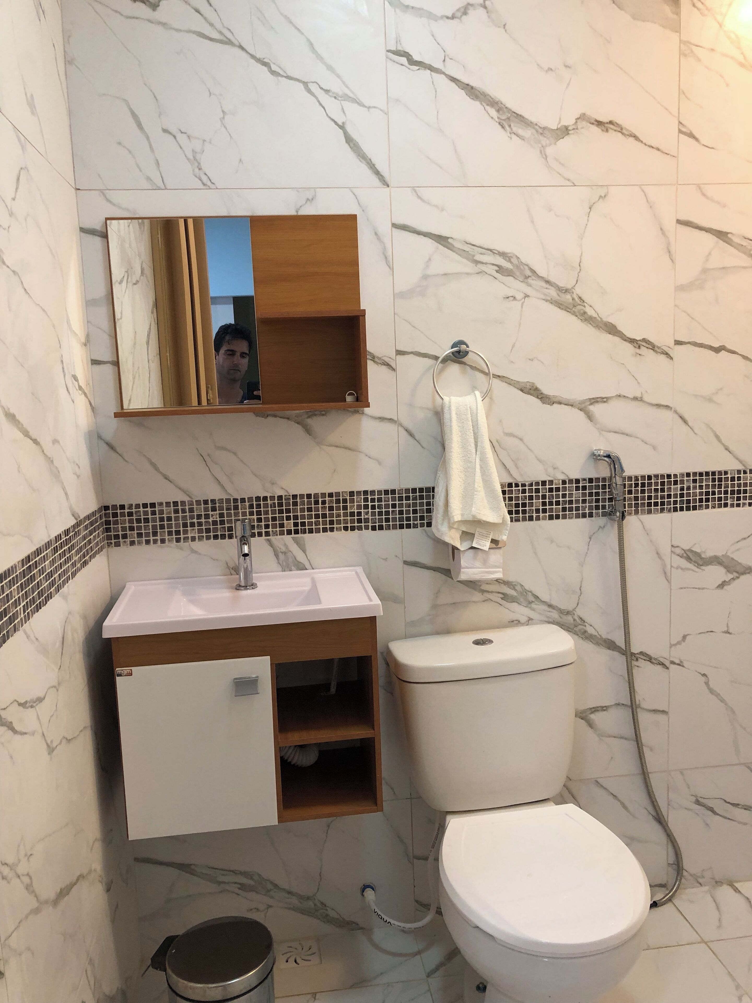 Quarto casal conforto | Banheiro | Toalhas de banho, sabonete, shampoo, papel higiênico