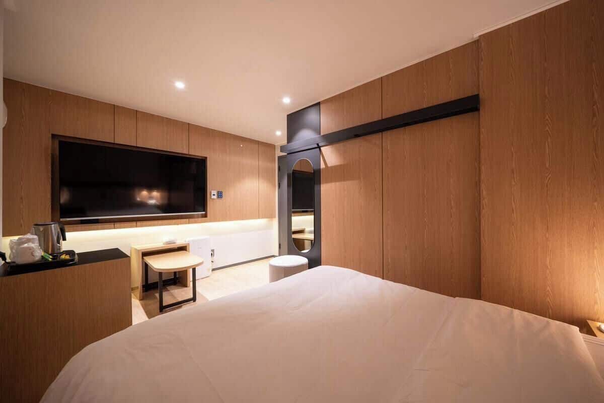 Quarto Duplo Deluxe, 1 cama queen-size, não fumadores | 1 quarto, secretária, quartos insonorizados, Wi-fi grátis
