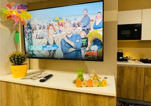 Suite, não fumadores, pátio | Sala de estar | Smart TV de 55 polegadas com canais por cabo, Netflix 