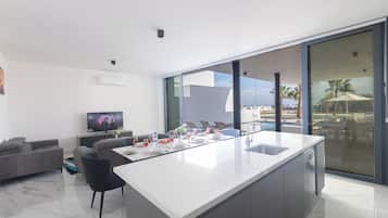 Vila, 5 quartos, piscina particular, vista para o jardim | Sala de estar