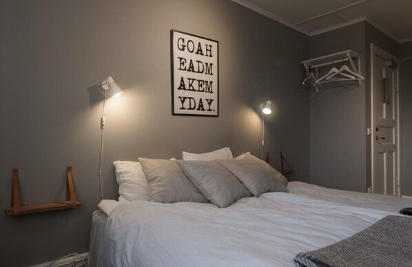 Quarto Duplo Básico | Cortinas/cortinados opacos, ferro/tábua de engomar, Wi-fi grátis 