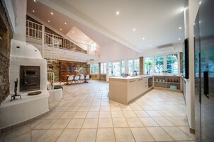 Vila, vista para o oceano | Cozinha privada | Fogão, cooktop, lava-louças, máquina de café expresso