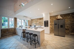 Villa, vista para o oceano | Cozinha privada | Um forno, uma placa de cozinha, uma máquina de lavar louça 