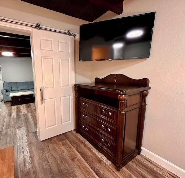 Cottage 36: Sunshine Suite - Waterfront Lodging In Downtown Tavares, Fl - Lake Harris, FL