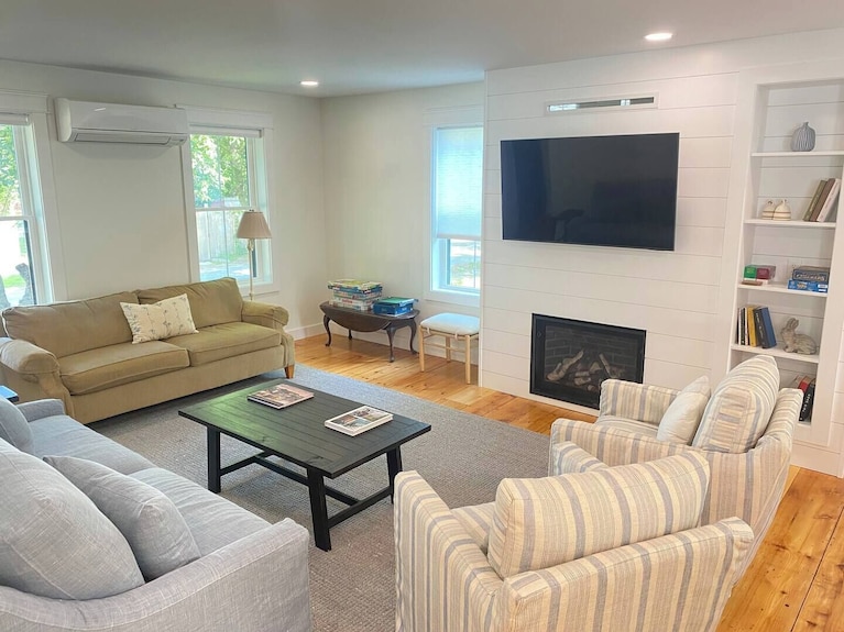 Fresh 2024 Full Renovation Inviting Up To 8 Guests. Walk To Kennebunk - Wells, ME