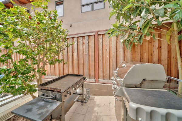 Coastal Luxury: 4bd/4bth, Hot Tub, Pool Table, Yard, Walk To Beach - San Clemente, CA