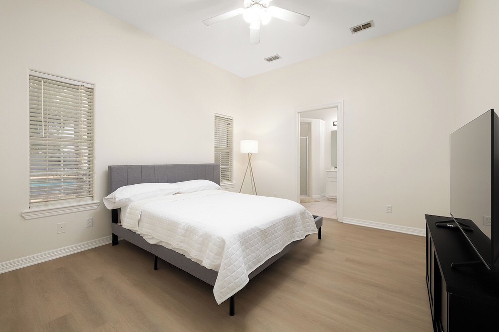 Casa Aaron, Large Pool, Game Room, Spacious Backyard with Palm Trees, 3 ...