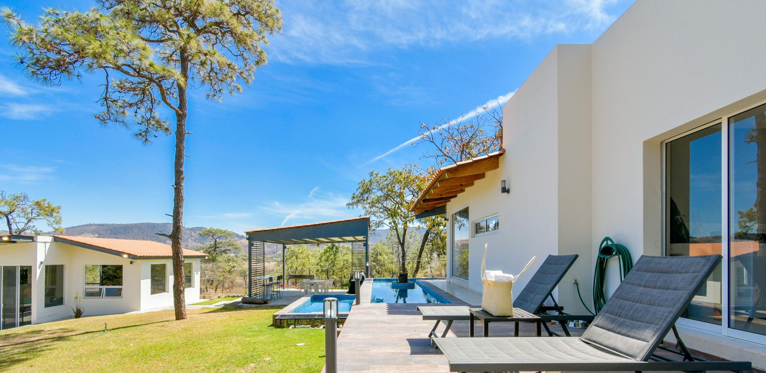 Piscina exterior, espreguiçadeiras 