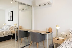 Apartamento superior, 1 cama Queen, para não fumantes, cozinha | 1 quarto, escrivaninha, espaço de trabalho para notebook