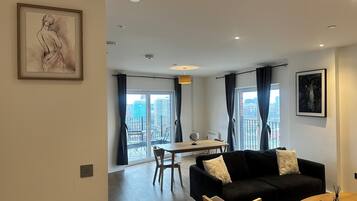 Apartamento, 2 quartos, varanda, Vista para a cidade | Sala