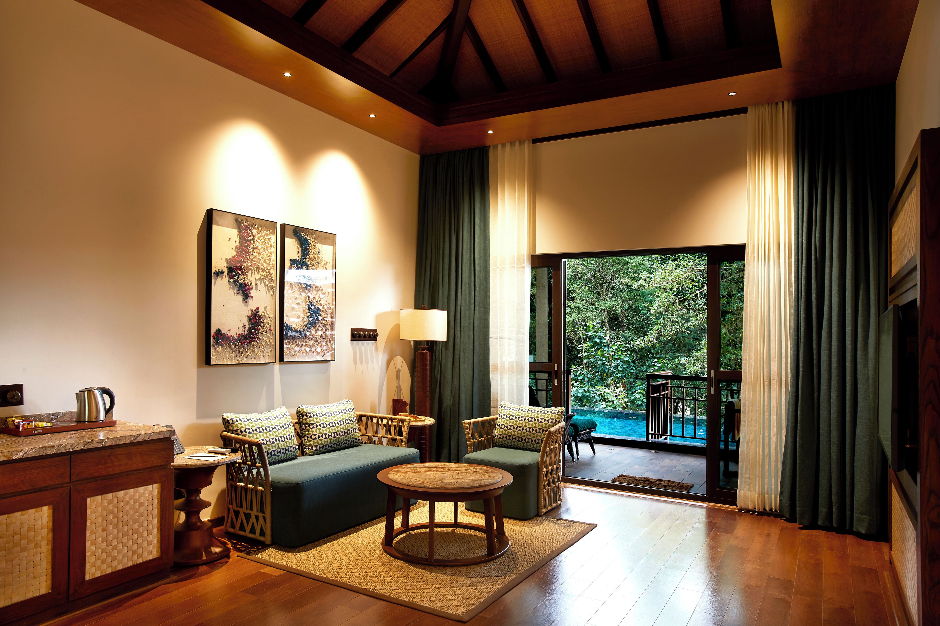 Dúplex de Luxo, varanda | Sala de estar | Televisor LED de 56 polegadas com canais digitais 