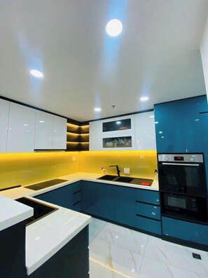 Apartamento, 3 quartos, sacada, vista para a cidade | Cozinha privada