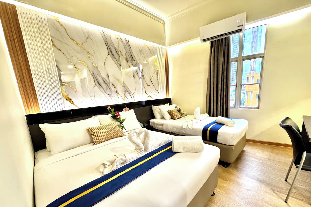 Deluxe Triple Room with Window | Cofre no quarto, secretária