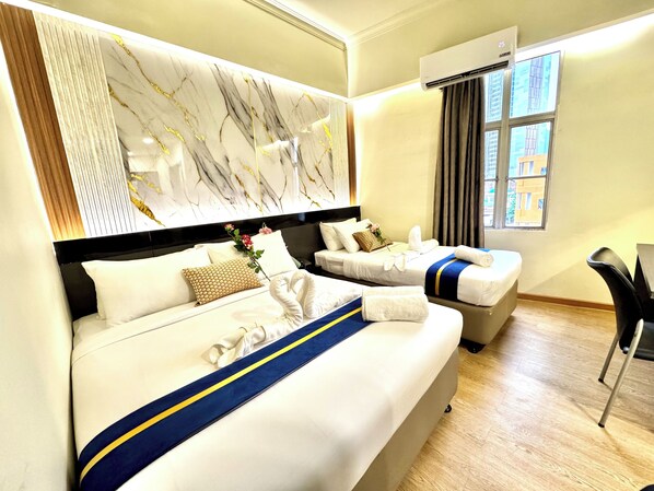 Deluxe Triple Room with Window | Cofre no quarto, secretária 