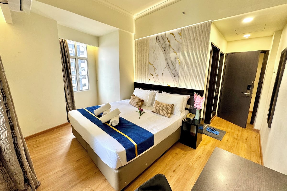 Deluxe King Room with City View | Cofre no quarto, secretária