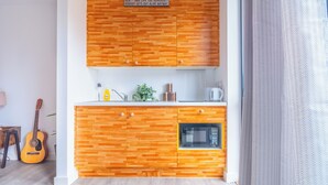 Cozinha moderna com armários de madeira, micro-ondas embutido e um aviso acima dos armários.