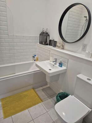 Apartamento | Banheiro | Chuveiro, toalhas de banho