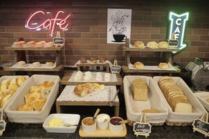 Café da manhã self-service grátis todos os dias