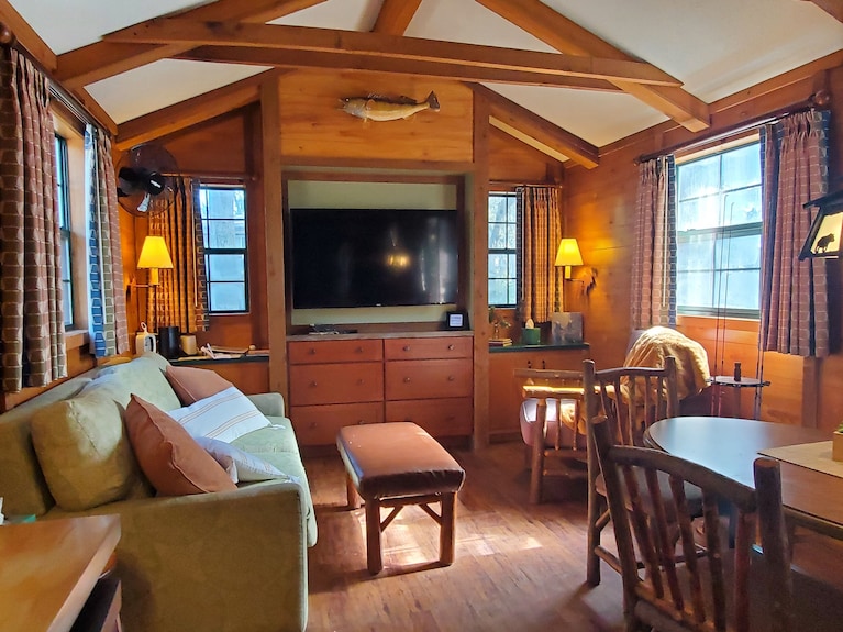 Lakefront Magic Wilderness Cabin - Florida