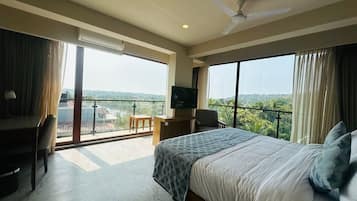 Quarto premium, 1 cama King, chuveiro com barras de apoio, vista para o rio | 1 quarto, roupas de cama premium, edredons de pluma, frigobar
