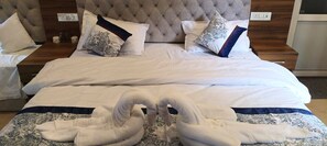 Quarto Duplo Deluxe, vista para a montanha | Secretária, secretária adequada para computadores portáteis 