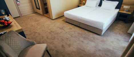 Quarto casal luxo, sacada | Roupas de cama antialérgicas, frigobar, Wi-Fi de cortesia, roupa de cama