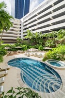 Piscina exterior, guarda-sóis