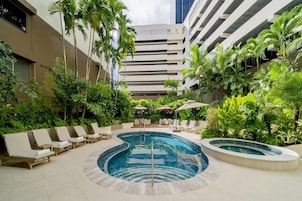 Piscina exterior, guarda-sóis