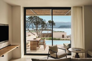 Deluxe Suite, 1 King, Sofa bed, Sea view, Balcony, Private pool | Sala de estar | TV LED 55 polegadas com canais digitais, brinquedos, livros