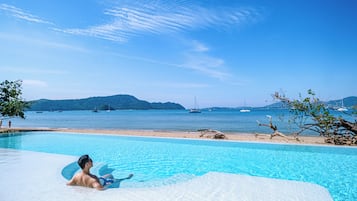 Frigobar, cofres nos quartos, escrivaninha, quartos à prova de som