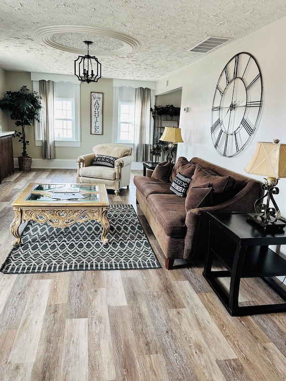 The Village Loft - A Charming Boutique Loft In New London Ohio - Findley State Park, Wellington