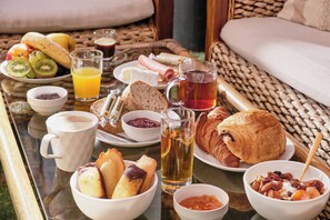 Pequeno-almoço tipo buffet diário mediante uma taxa 