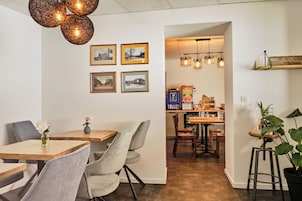 Café da manhã com buffet diário (EUR 9 por pessoa) 